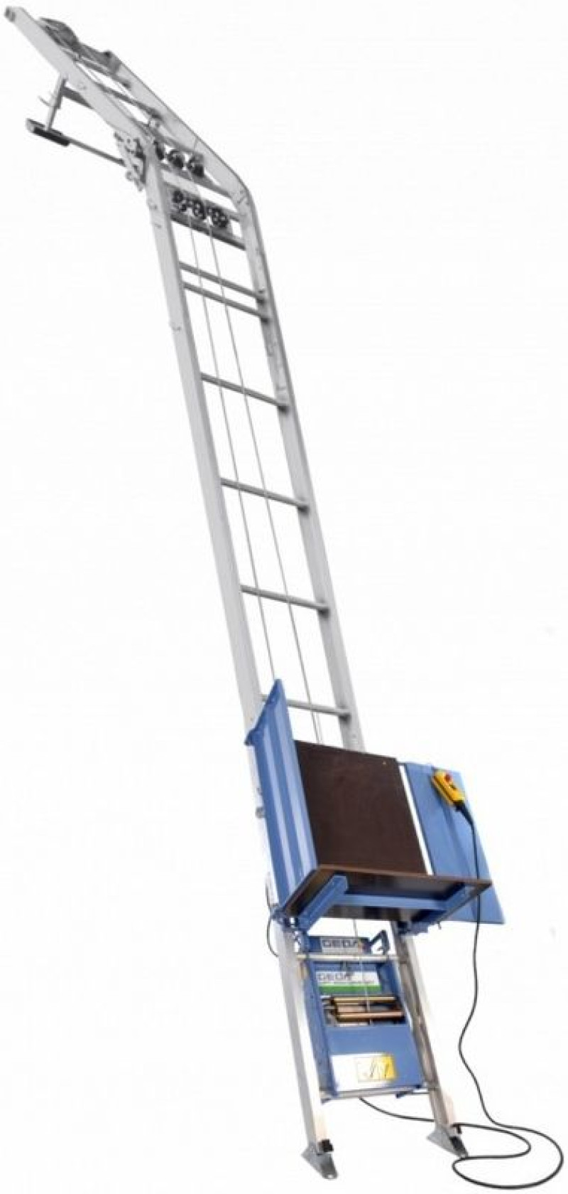 Inclined construction elevator | Ramirent.sk